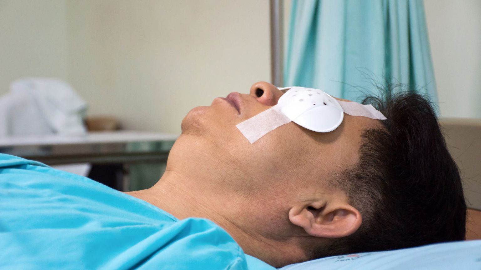 Cuidado de tus ojos: ¿cómo limpiar y vendar un ojo después de una ...